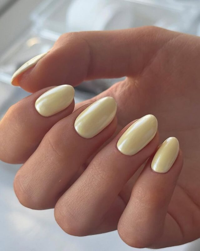 23+ Chrome Yellow Nails for Manifesting Sunshine in Your Life