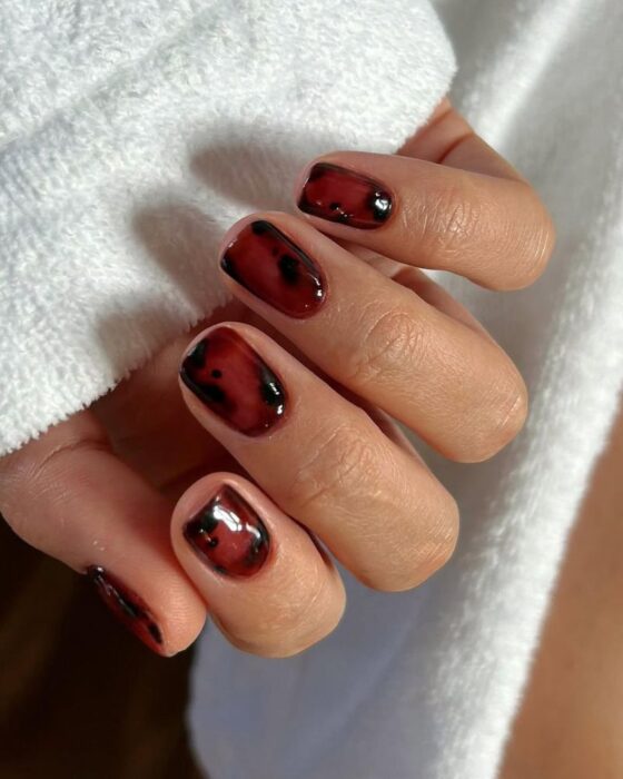 17 Tortoise Shell Nails That Own the Fall Season with Attitude